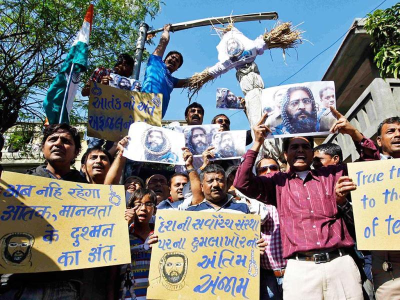 Pakistan reacts cautiously to hanging of Afzal Guru | World News