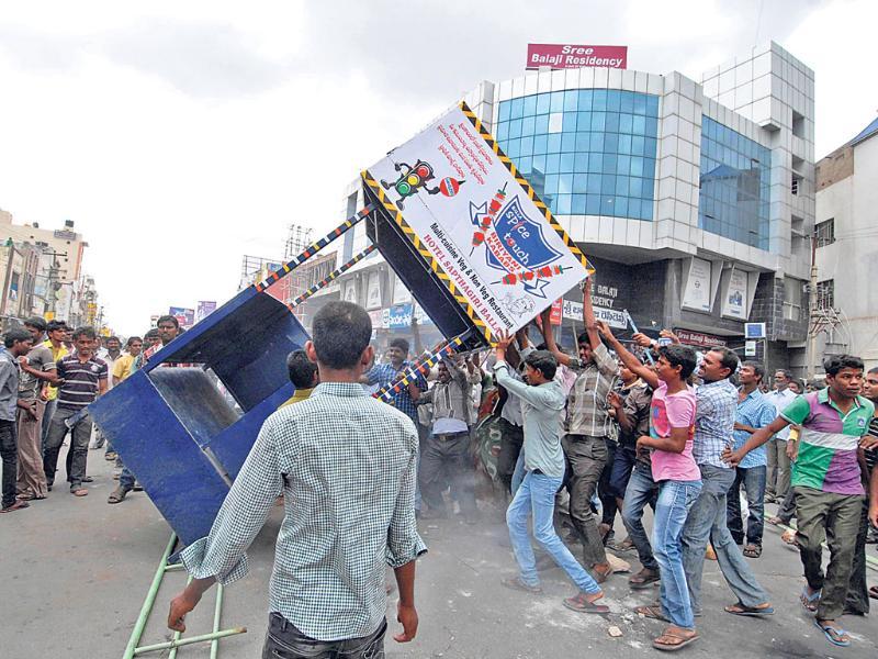 Shutdown in Seemandhra region hits normal life | Latest News India ...