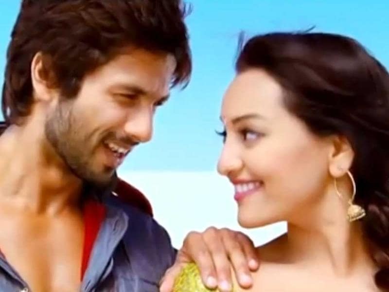 Shahid Kapoor, Sonakshi Sinha rescued by a chopper | Bollywood