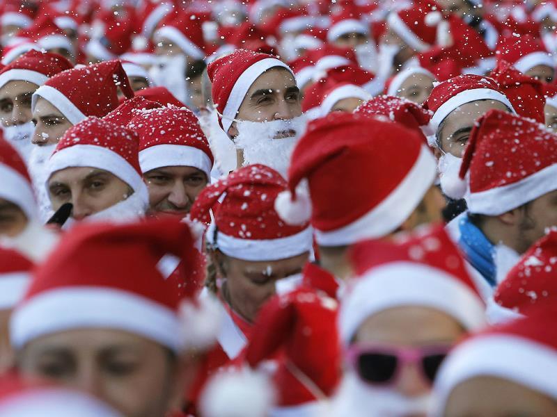 6,000 people dressed as Santa Claus run in Spain | World News ...