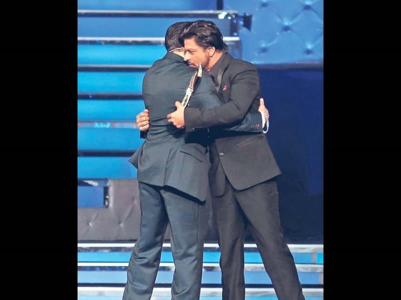 SRK, Salman hug at awards function | Hindustan Times