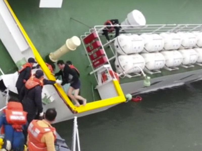 Video shows South Korea ferry captain escape sinking ship | World News