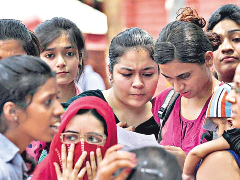 Queues get longer on Day 2 of DU admissions - Hindustan Times