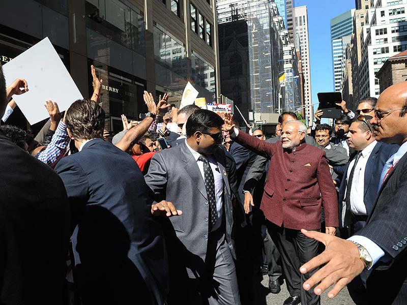 Modi greets crowd at rock concert with 'namaste', calls for world peace ...