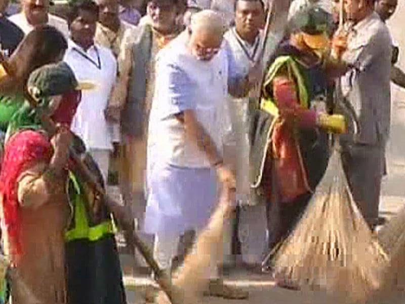 Modi picks up a broom, kick starts the Swachh Bharat campaign ...
