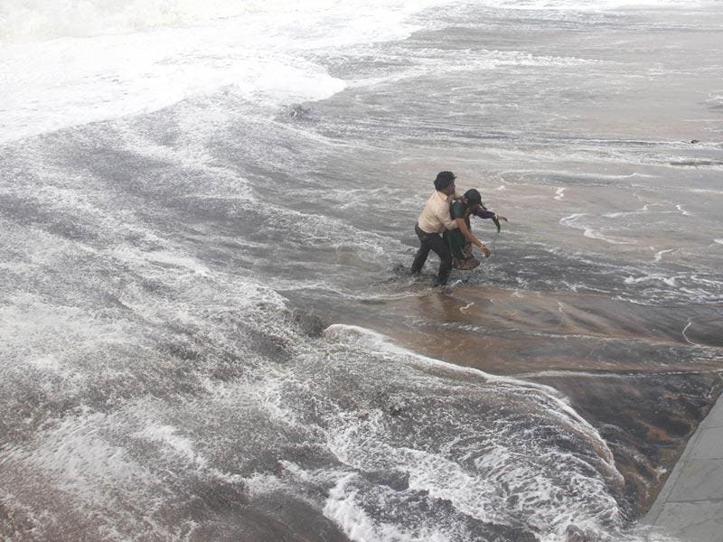 Love in the time of Hudhud: Breathtaking photos of man rescuing his ...