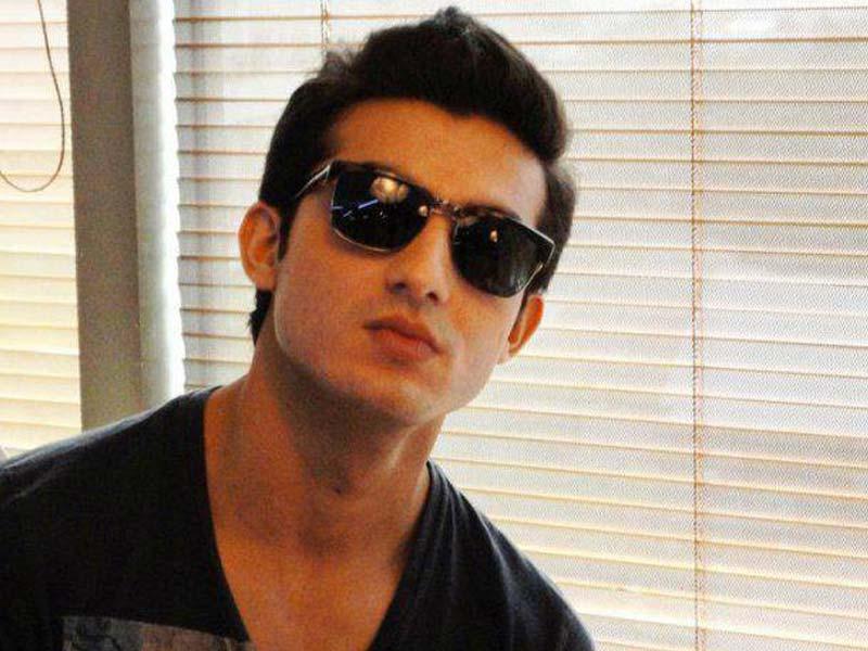 Pakistani star Shahroz Sabzwari to make Bollywood debut with Luv Story ...
