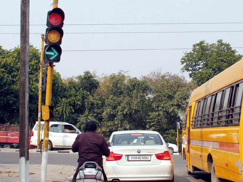 Dysfunctional traffic signals a hurdle for commuters | Hindustan Times