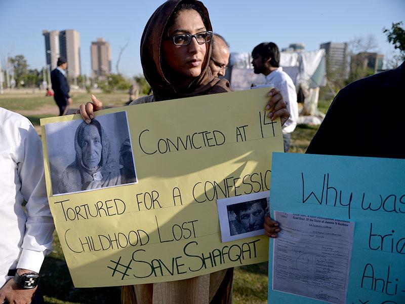 Pakistan: Execution of youth convicted as teen stayed after protests ...