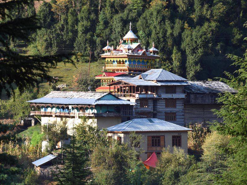 Massive fire engulfs ancient temple, three houses in Kullu | Hindustan ...