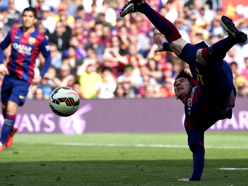 Messi's 400th goal lifts Barcelona, Real maintain pursuit | Hindustan Times