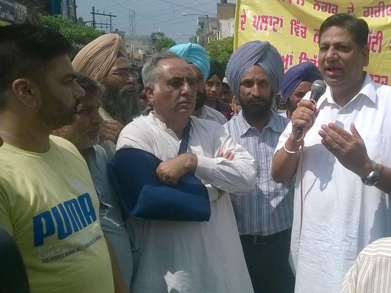 2 land mafia members attack Gurdaspur Congress leader - Hindustan Times