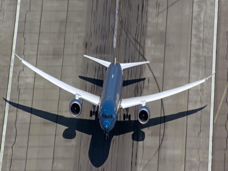 Watch: Boeing 787 Dreamliner's breathtaking near-vertical takeoff ...