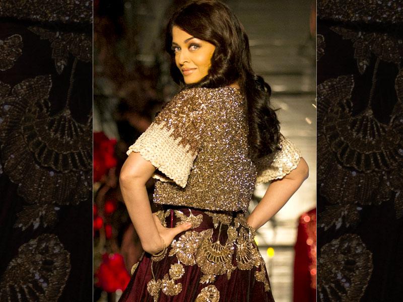 Aishwarya Rai Bachchan makes a grand comeback on ramp | Bollywood