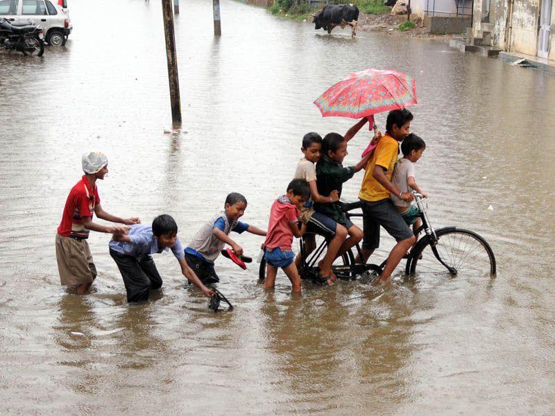 Incessant rain turns bane for locals | Hindustan Times