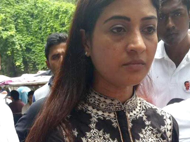 AAP's Alka Lamba attacked with eggs in Delhi University | Hindustan Times