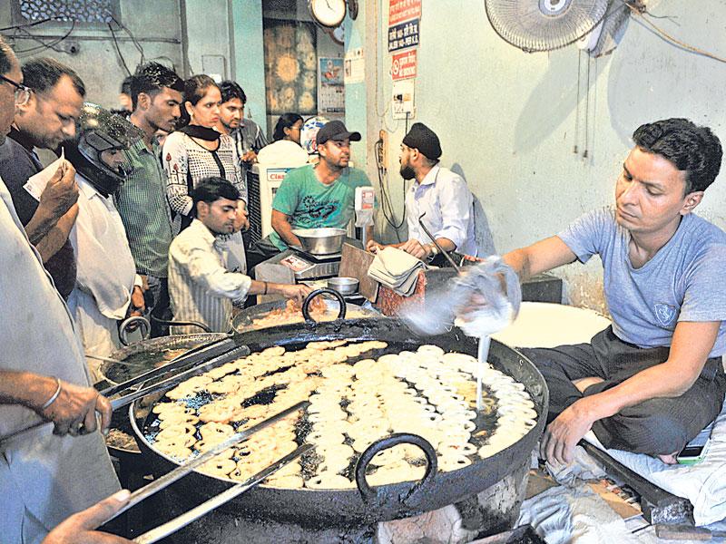 Aromas that date to Partition days woo many to Sadar Bazar - Hindustan ...