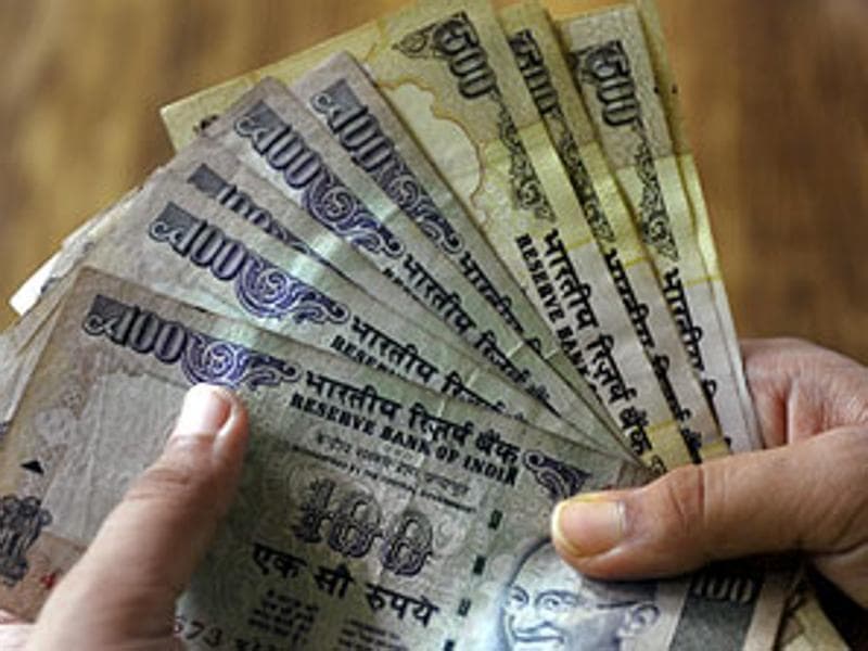 Rupee slide continues, sinks to 65.98 against dollar - Hindustan Times