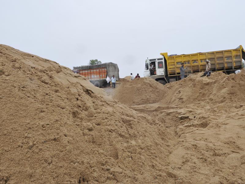 Sand ban takes its toll on builders and buyers in MP | Hindustan Times
