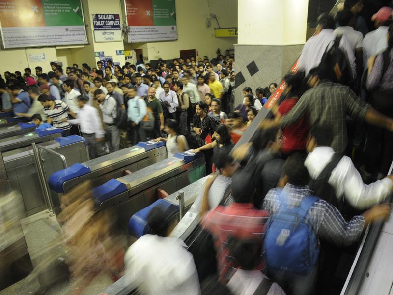 Delhi Metro: To handle rush, trains return half-way | Latest News Delhi