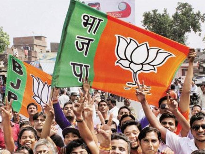 BJP workers storm at bank for rejecting loan application | Hindustan Times