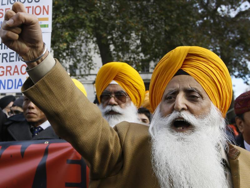 PM Modi meets Sikhs in UK, assures end to travel blacklist | Latest ...