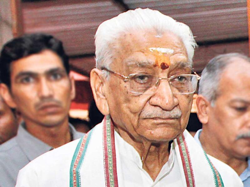 VHP leader Ashok Singhal put on ventilator | Latest News India