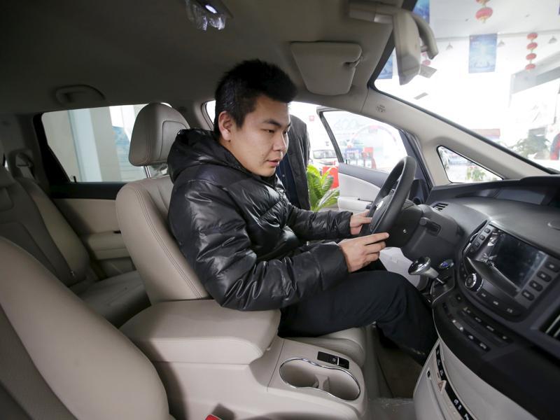 In smog-choked China, drivers check out electric cars | World News