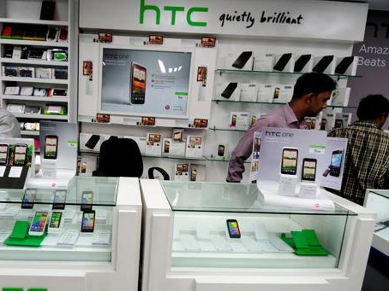 Mobile dealer, service centre fined for deficient services | Hindustan ...