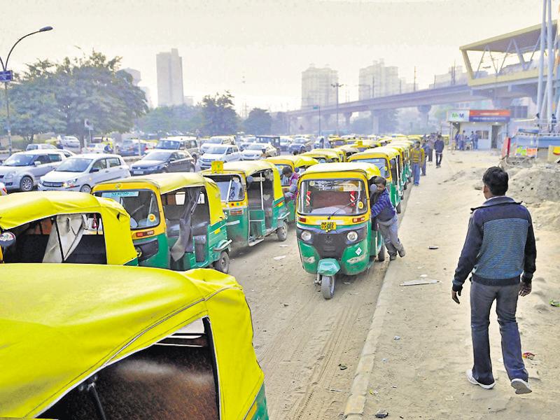 Gurgaon auto drivers help decongest road outside Huda Metro station ...