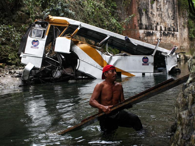 Mexico: 21 dead as bus, carrying football players, plunges into river ...
