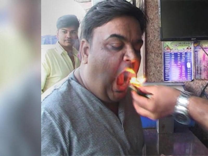 Watch | Eating a flaming ‘Paan’ | Hindustan Times