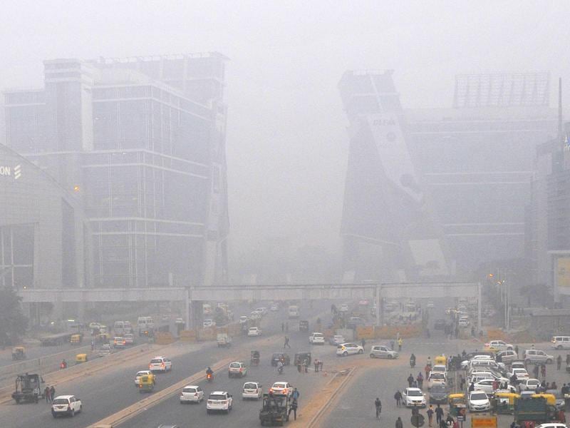 Thick fog disrupts normal life in Gurgaon | Hindustan Times