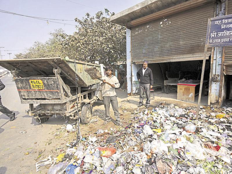 Delhi: 8000 tonnes of garbage lifted as sanitation workers resume work ...
