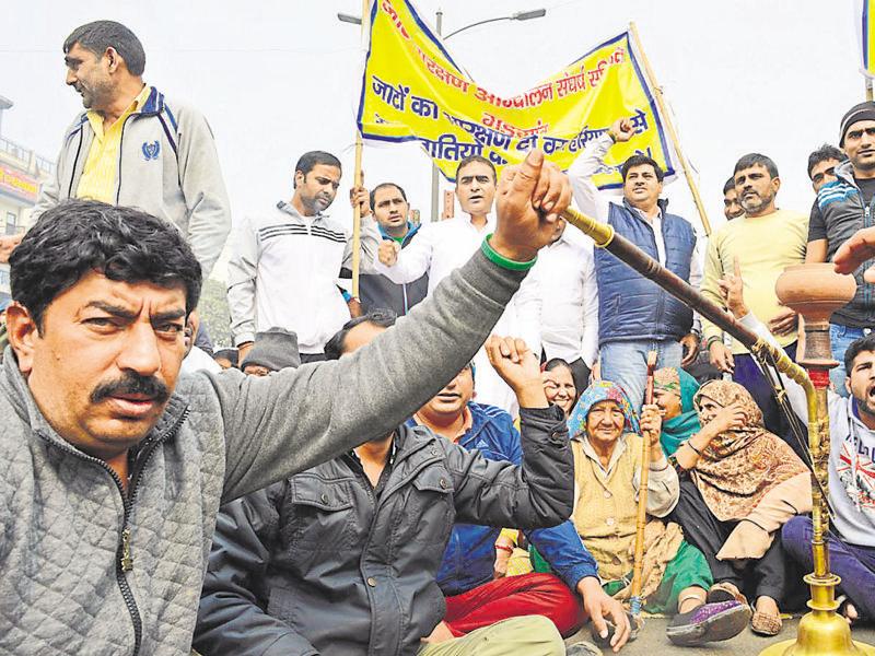 Jat quota: Protesters block Old Gurgaon roads for two hours | Hindustan ...