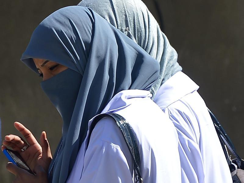 To post or not to post: Defiant Pakistani teens’ growing dilemma ...