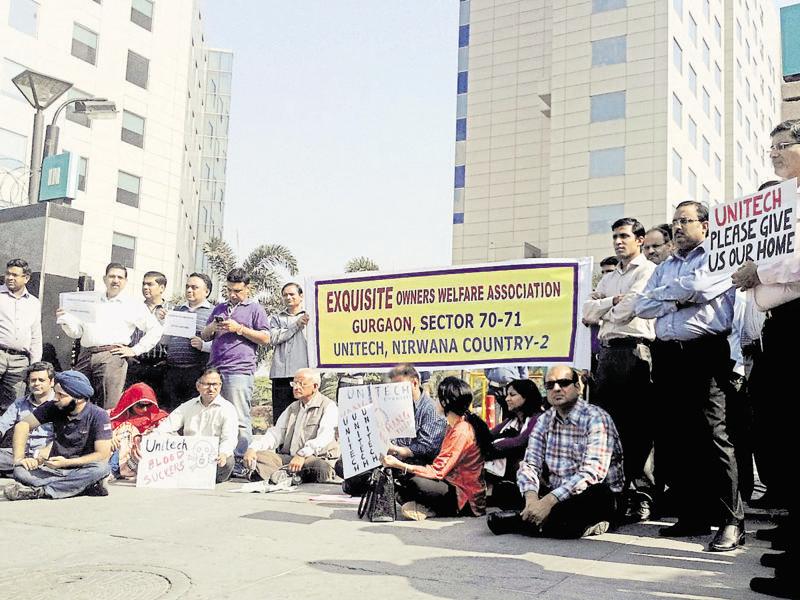 Unitech project delayed by 3 yrs, buyers protest | Hindustan Times
