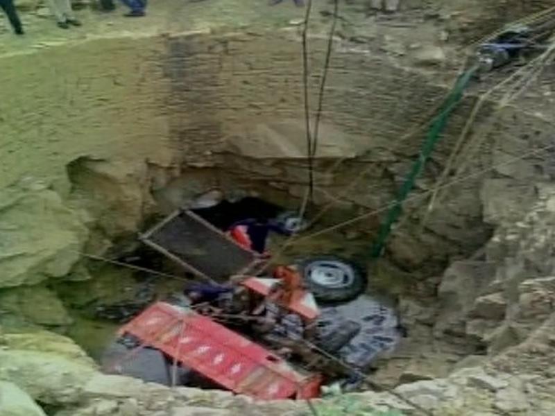 Gujarat: 10 dead after tractor-trolley falls in well | India News