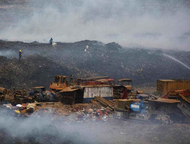 5 days later, fire rages on at Deonar landfill | Mumbai news