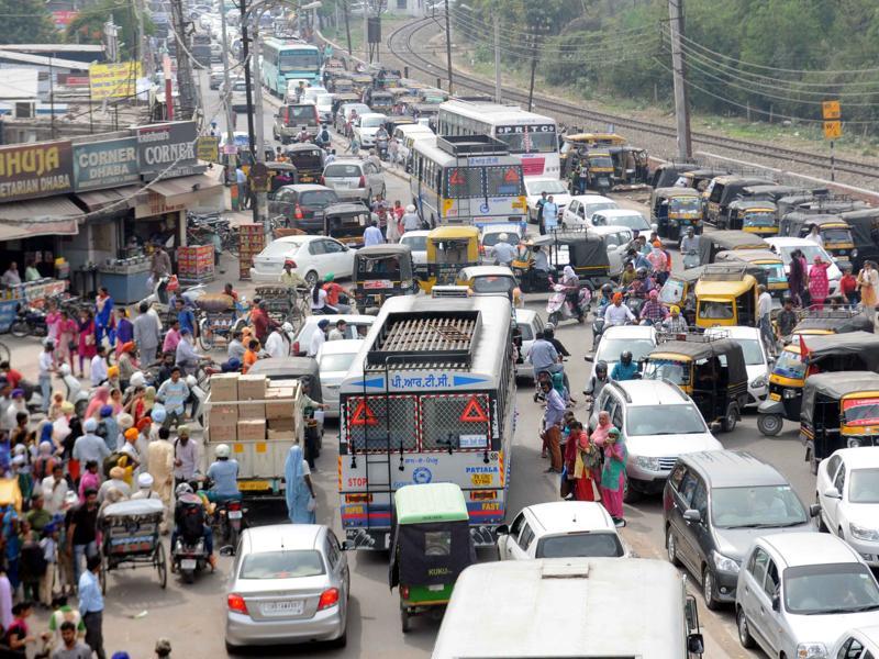 Traffic comes to a halt in Patiala as teachers block ISBT rly ...