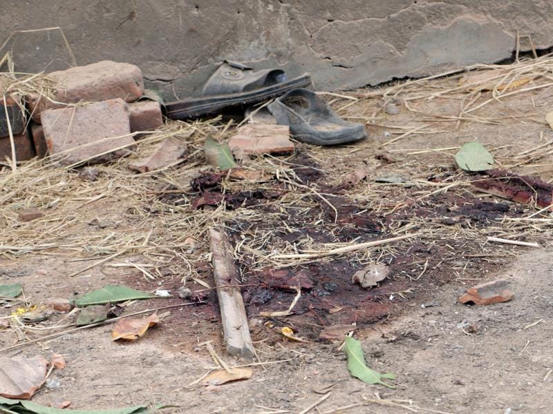 In pics | Pall of gloom: Kerala mourns its dead after temple fire ...