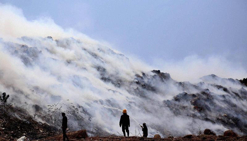 Fire breaks out at Mulund dumping ground in Mumbai | Mumbai news