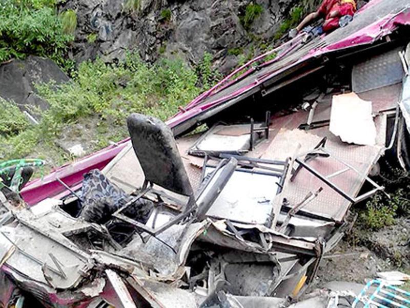 Head-on collision kills 19 passengers in Pakistan bus accident | World News