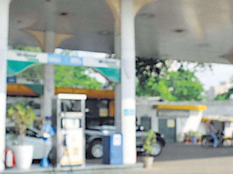 Ghaziabad: Three youths set petrol vending machine on fire | Hindustan ...