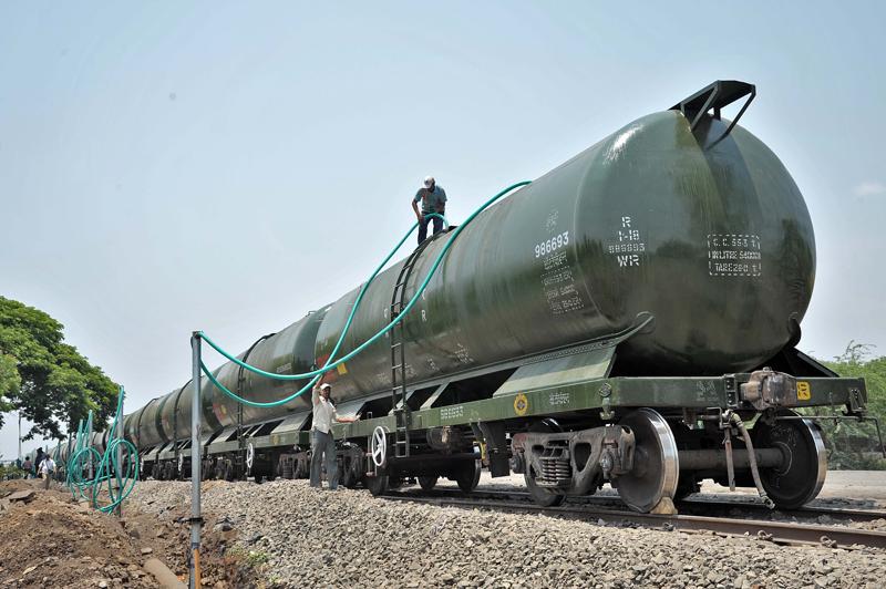 Water train brings 25 lakh litres of water to drought-affected Latur ...