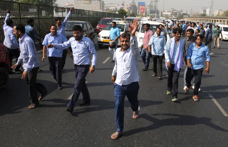 Diesel cab drivers block roads, protest ban in smog-choked Delhi ...