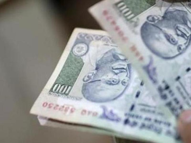 Rupee strengthens by 2 paise to 66.42 - Hindustan Times