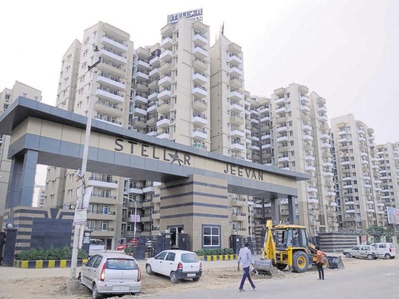 Greater Noida residents complain of cracks in building due to quake ...