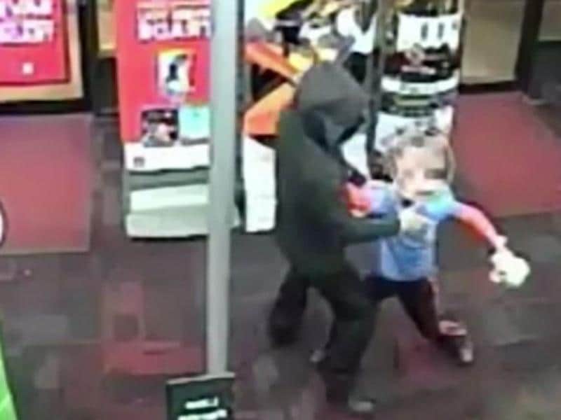 Watch | Brave seven-year-old fights robbers | Hindustan Times