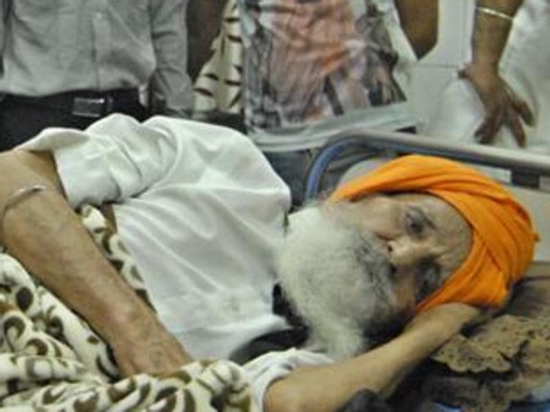 Surat Singh Khalsa forced to wait in ambulance | Hindustan Times